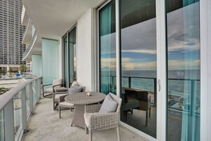 Apartamento superluxo, 1 quarto, vista para a praia | Sacada