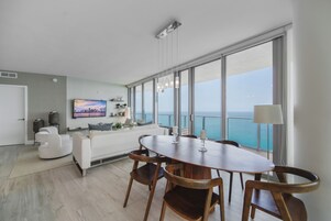 Apartamento superluxo, 3 quartos, vista para a praia | Área de estar | Smart TV 48 polegadas com canais a cabo, TV