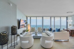 Apartamento superluxo, 3 quartos, vista para a praia | Área de estar | Smart TV 48 polegadas com canais a cabo, TV