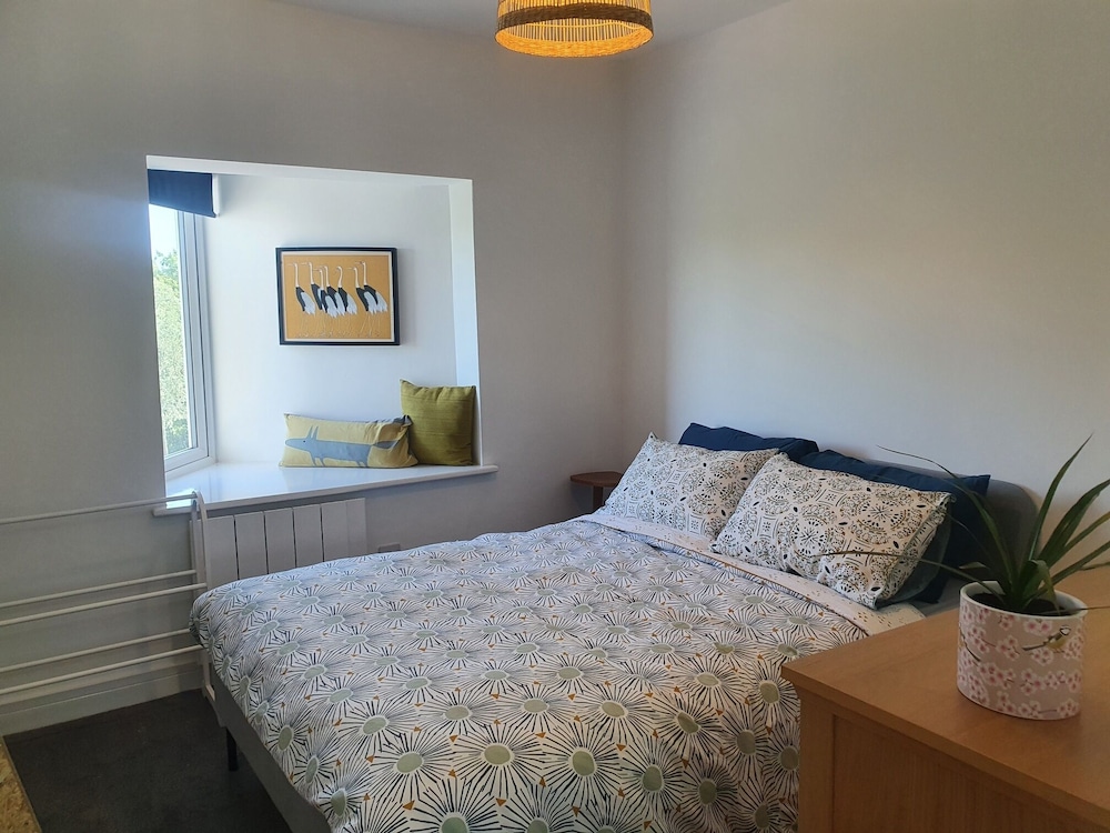 Peaceful Modern Riverview Apartment With Separate Bedroom and Fully ...