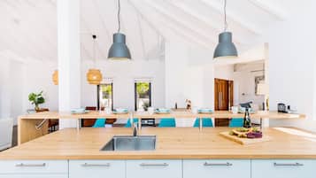 Casa (3 Bedrooms) | Cozinha privada | Um micro-ondas, uma placa de cozinha, uma máquina de lavar louça