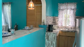 Villa, 1 quarto | Cozinha privada | Um frigorífico, um forno, uma cafeteira/bule, uma chaleira elétrica