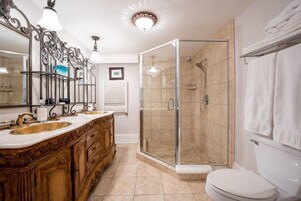Quarto Nobre | Casa de banho | Um polibã e uma banheira separados, uma banheira de hidromassagem 
