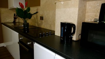 Apartamento | Cozinha privada | Um frigorífico, um micro-ondas, um forno, uma placa de cozinha