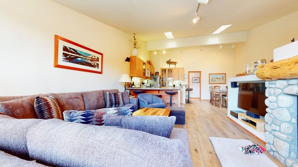 Apartamento em Condomínio Fechado, 2 quartos | Sala de estar | Smart TV, serviços de streaming
