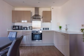 Apartamento | Cozinha privada | Geladeira, micro-ondas, fogão, cooktop