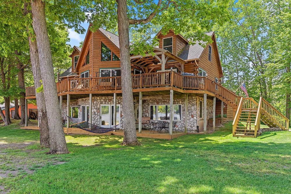 Cabin Retreat On Big Crooked Lake - Michigan