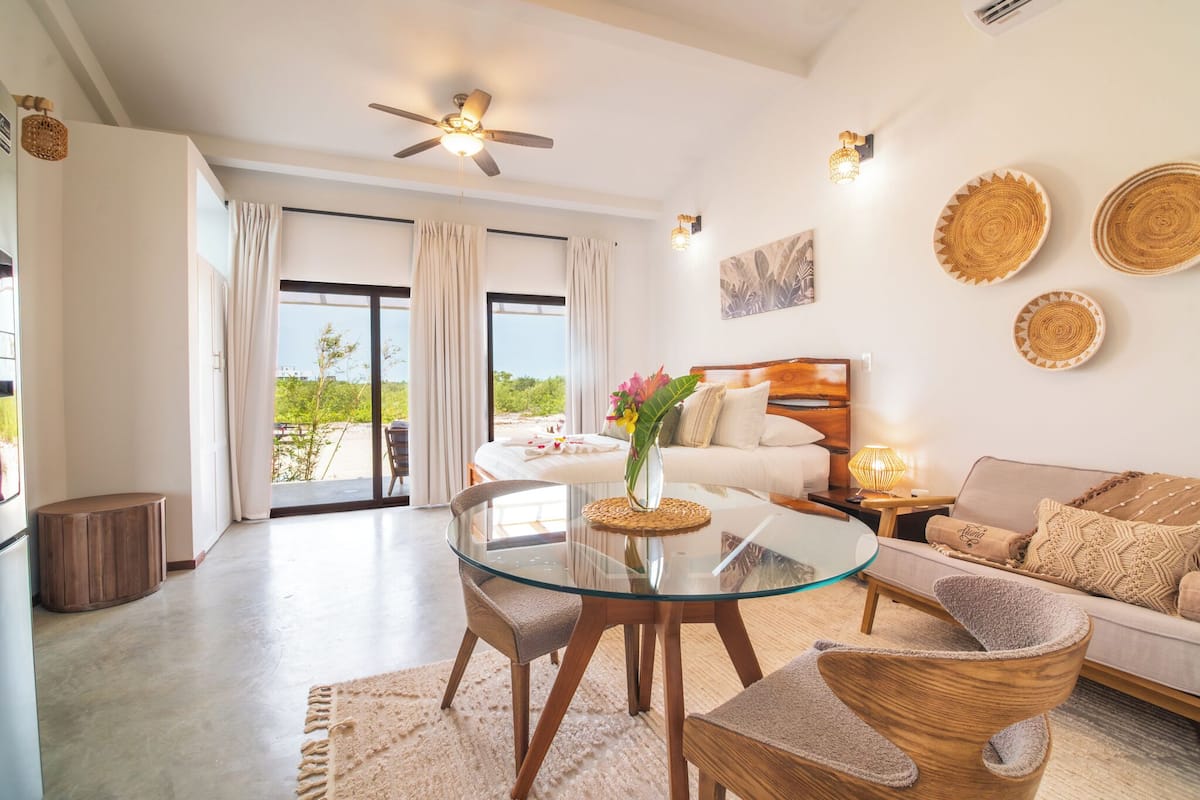 Suite Standard, 1 cama queen-size e sofá-cama (Itzamna One Bedroom Garden View Villa) | Sala de estar | Smart TV de 42 polegadas com canais por cabo 