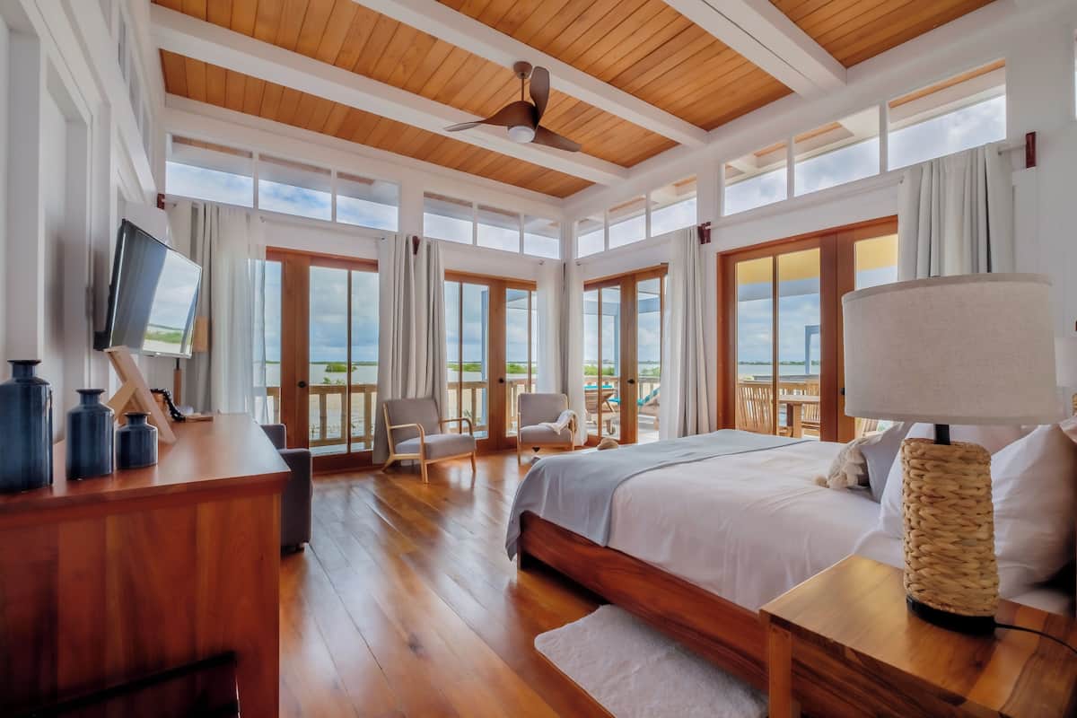 Estúdio Premium, 1 cama king-size e sofá-cama (Tikal Beach Front One Bedroom Studio) | Camas de colchão pillowtop, cofre no quarto, ferro/tábua de engomar