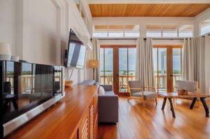 Estúdio Premium, 1 cama king-size e sofá-cama (Tikal Canal Front Suite with Veranda) | Sala de estar | Smart TV de 42 polegadas com canais por cabo 