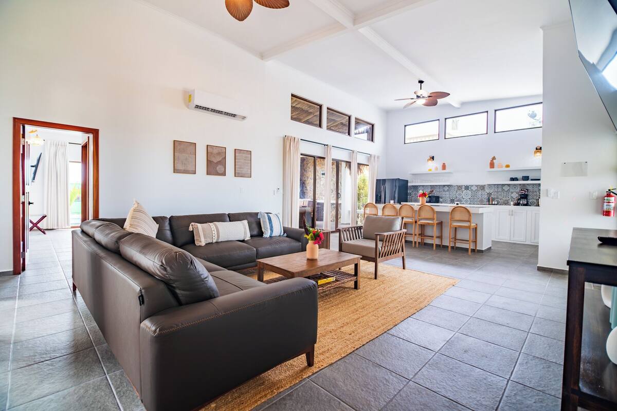 Villa Superior, várias camas, vista para o canal (Udara Canal Front 3 Bedroom Villa) | Sala de estar | Smart TV de 42 polegadas com canais por cabo 