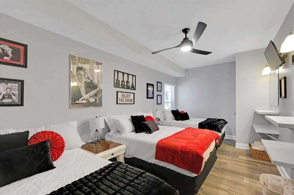 The Big Bourbon House - 2 Houses Side by Side - Louisville | Vrbo