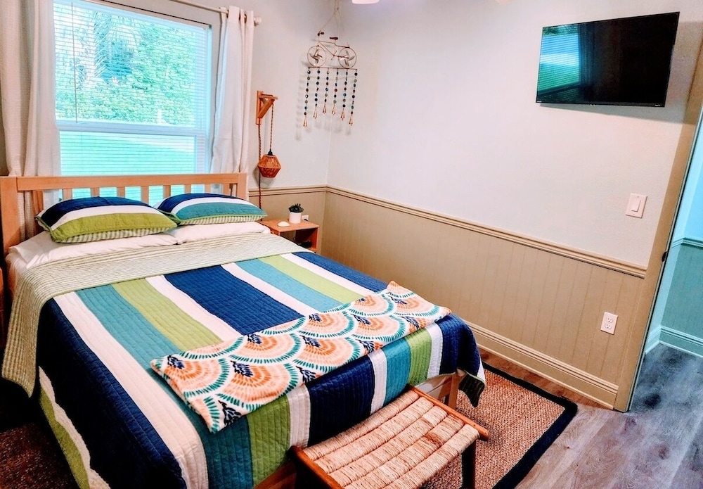 Turtle House-pet friendly, waterfront home with boat slip, kayaks, fire ...