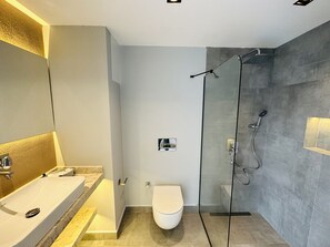Quarto Duplo Deluxe, 1 cama king-size, não fumadores, acesso à piscina | Casa de banho | Artigos de higiene pessoal grátis, um secador de cabelo, chinelos 