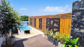 Piscina externa, funciona das 6h às 22h, espreguiçadeiras