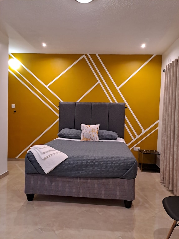 Cosy Place, Close To The Highway On Your Way Into Vicfalls..you Can't Get Lost! - Victoria Falls