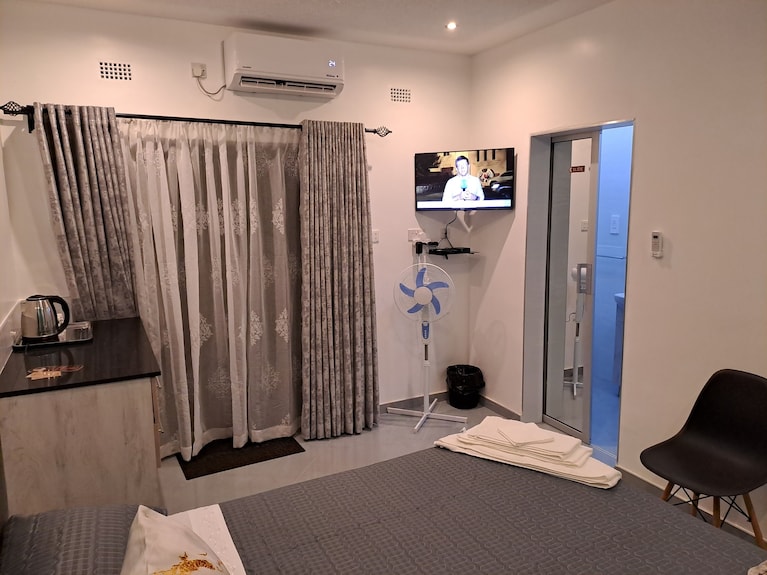 Cosy Place Close To The Highway On Your Way Into Vicfalls...you Can't Get Lost! - Victoria Falls