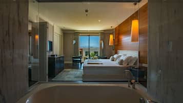 Suite Pool View | Banheiro | Chuveiro com efeito de chuva, produtos de toalete de grife