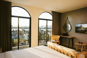 Estúdio Romântico | Camas de colchão pillowtop, minibar, secretária 