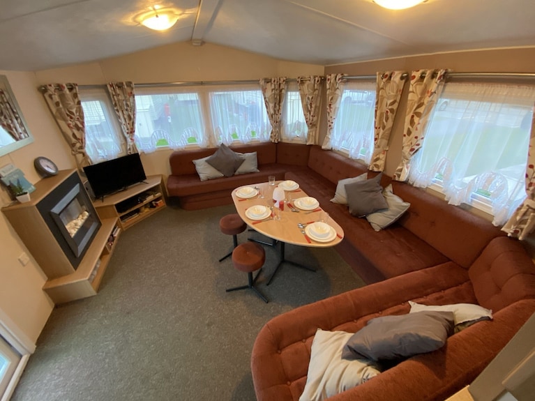 Family-friendly Caravans With On-site Pool And Entertainment - Brightlingsea