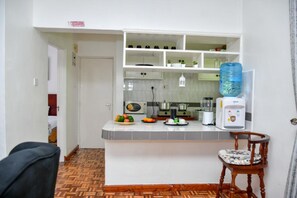 Apartamento, 1 quarto | Cozinha privada | Um frigorífico, uma chaleira elétrica, utensílios de cozinha