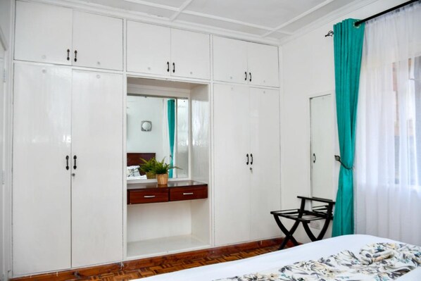 Apartamento, 1 quarto | Guarda-roupa