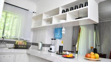 Apartamento, 1 quarto | Cozinha privada | Geladeira, chaleira elétrica, talheres/pratos/utensílios de cozinha