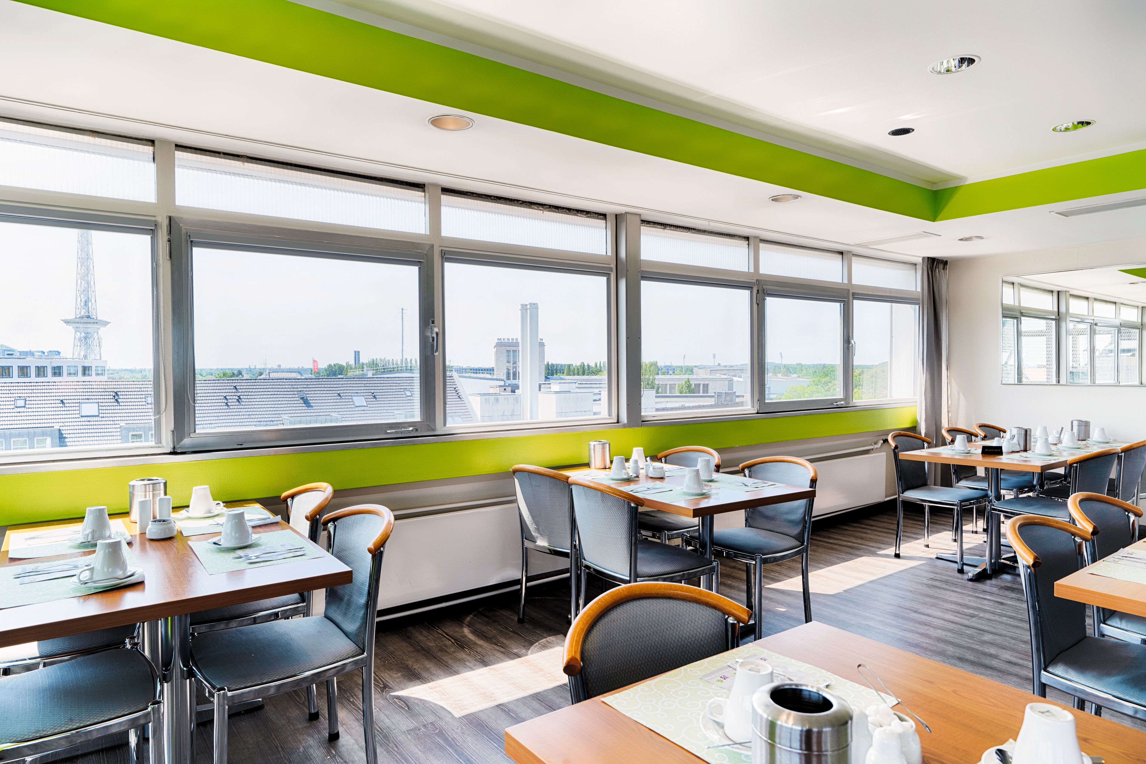 Pequeno-almoço tipo buffet diário (15 EUR por pessoa) 