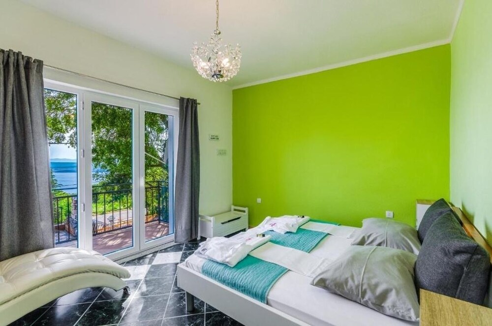 Apartment With Jacuzzi and sea View - Klanfari | Vrbo