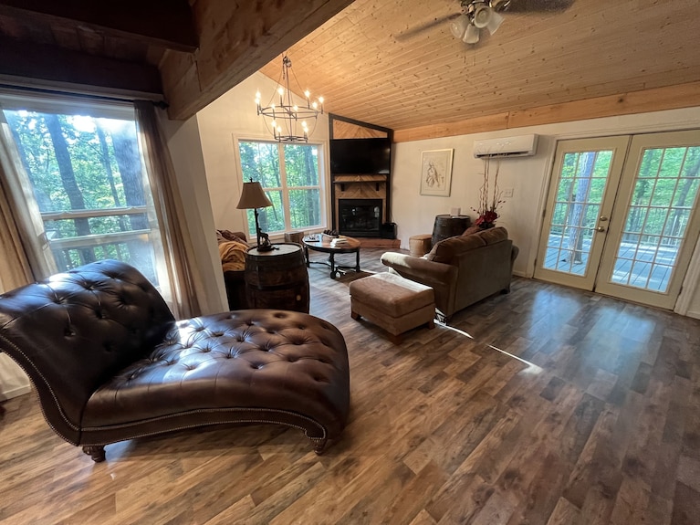 Cozy Cabin In The Hills Of Kentucky Lake. Family Getaway Or Relaxing Escape! - Kentucky