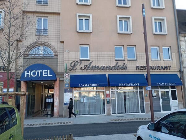 Logis Hotel L'amandois - Saint-Amand-Montrond