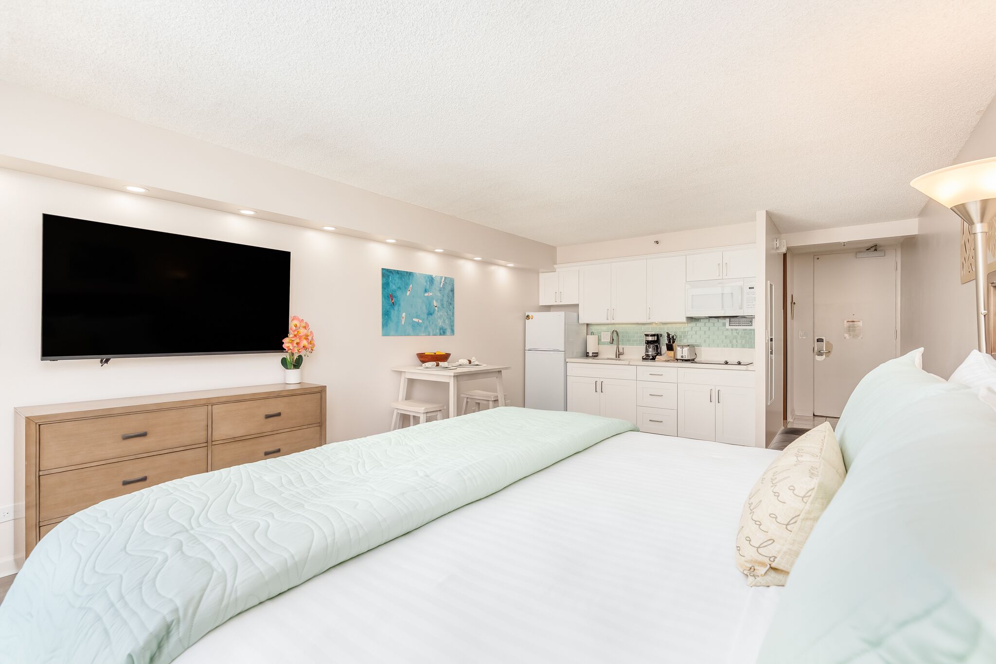Ocean-mt Renovated Marine Surf Condo By The Beach W/parking And Kitchenette - Honolulu, HI