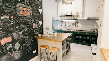 Um frigorífico, um micro-ondas, uma placa de cozinha