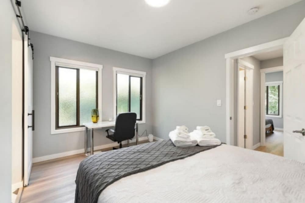 Perch - The Farmhouse A: Walk To Lake Union! 2br/2ba With Parking - Bainbridge Island, WA