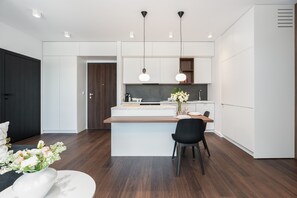 Apartamento, 1 quarto, varanda | Cozinha privada | Uma máquina de lavar louça, uma cafeteira/bule, utensílios de cozinha 