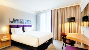 Quarto casal standard | Quartos à prova de som, Wi-Fi de cortesia, roupa de cama