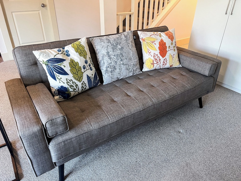 Adorable 2-bedroom With Free Parking On Premises - Calgary