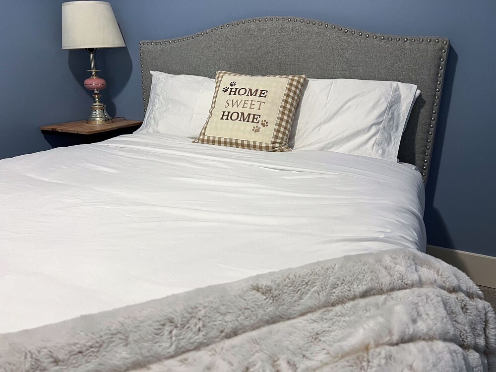 Adorable 2-bedroom With Free Parking On Premises - Calgary
