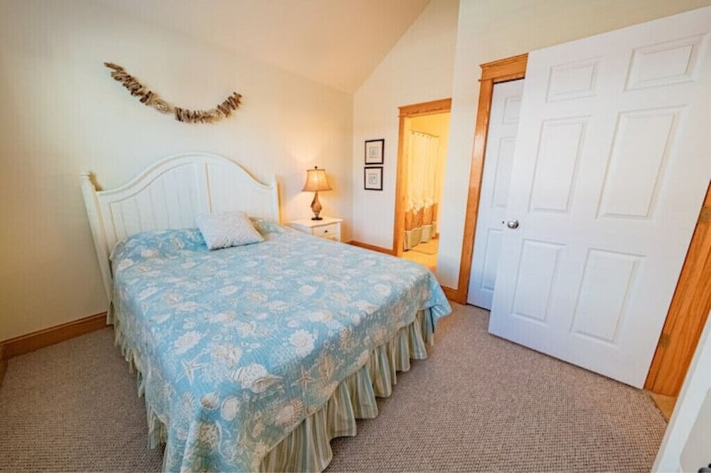 Sound Front Condo, Pool, Water Access, & Sunsets - Nags Head