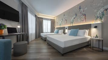 Family Room Queen Beds | Edredons de pluma, frigobar, cofres nos quartos, escrivaninha