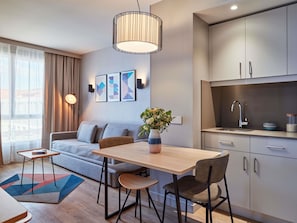 Apartamento, 1 quarto | Cofres nos quartos, espaço de trabalho para notebook, cortinas blackout
