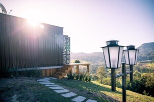 Cabana luxo, 1 cama Queen, banheira de hidromassagem, vista para a montanha | Área da propriedade