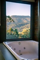 Cabana luxo, 1 cama Queen, banheira de hidromassagem, vista para a montanha | Parte interna