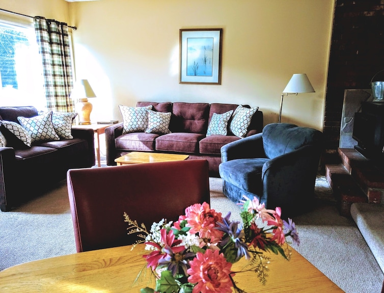 Family Style Mountain Condo 5 Minutes To North Conway! Amenities! - North Conway, NH