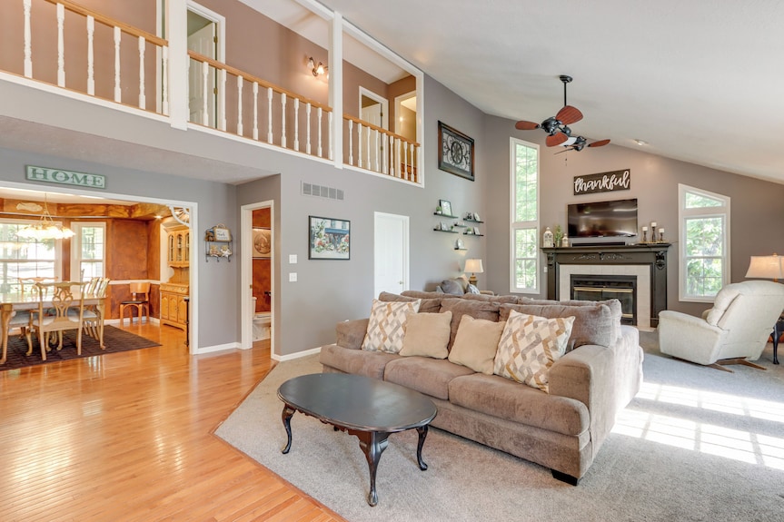 Spacious Family Home Near Lake Of The Ozarks! - Camdenton, MO