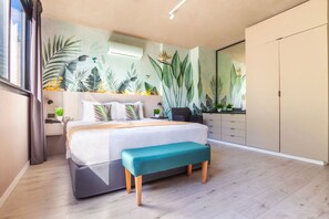 Apartamento | Cofre no quarto, secretária adequada para computadores portáteis 