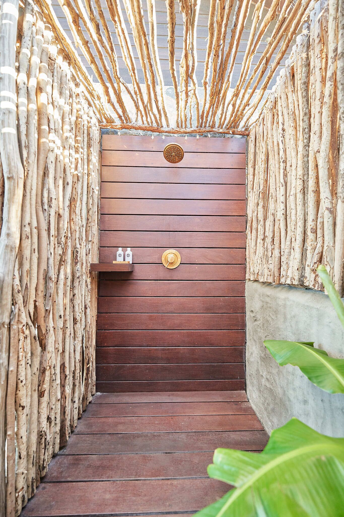 Uma porta de madeira com puxador de latão e uma pequena prateleira acima.