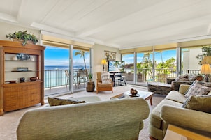 Suite Premium, várias camas, junto ao mar (2 Baths) | Sala de estar | Televisor 