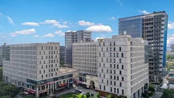 Um edifício de vários andares com um pátio central, cercado por outros edifícios.