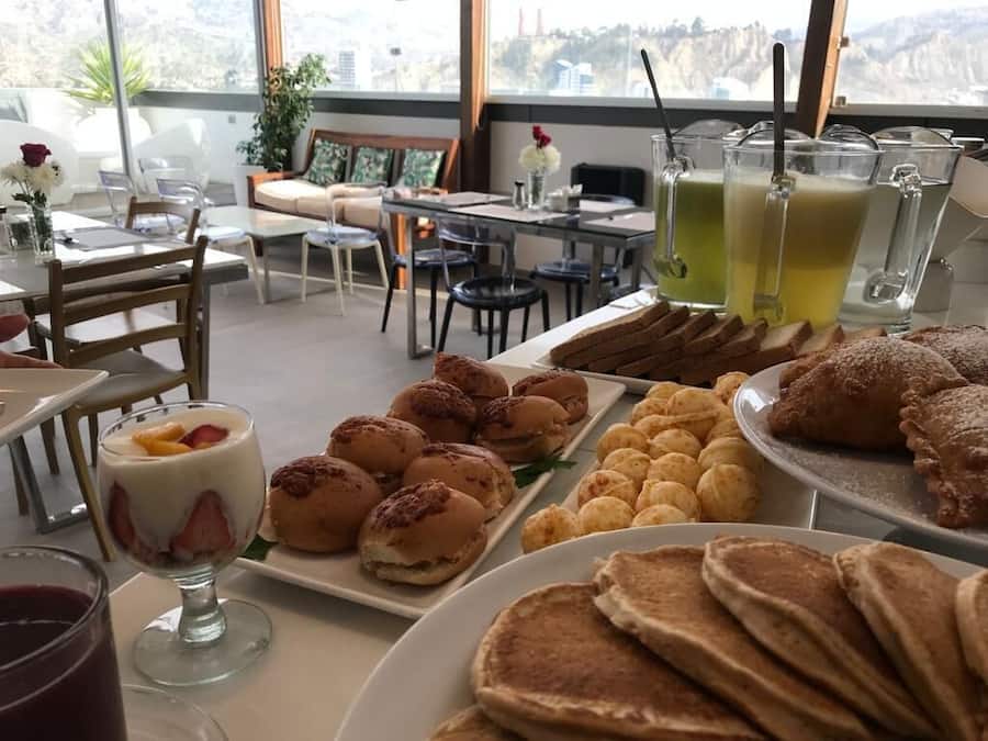 Café da manhã com buffet grátis todos os dias